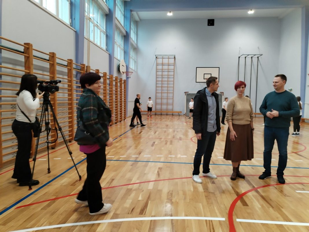Župan Marko Marušić obišao obnovljenu Školsko sportsku dvorane OŠ Sirač ...